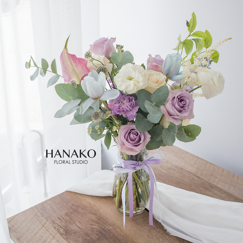 ASSORTED FLOWER WITH VASE – Hanako Floral Studio
